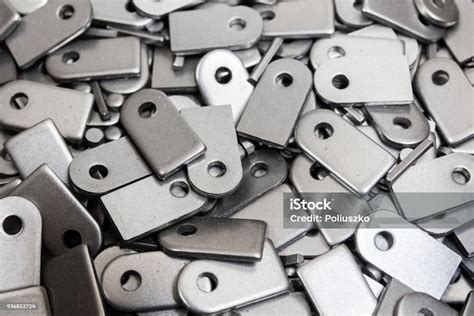 복잡 한 형상 조립 부분에 대 한 준비의 접시를 스탬핑 Cnc 기계 프레스에 강철로 만들어진 프로세스를 스탬핑 후 자동차 부품입니다 강철에 대한 스톡 사진 및 기타 이미지