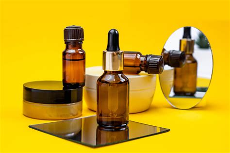 세럼이 있는 화장품 세트 거울이 있는 밝은 모래 노란 배경의 페이스 크림 뷰티 블로거 절차 살롱 개념 Minimalism 0명에 대한 스톡 사진 및 기타 이미지 Istock