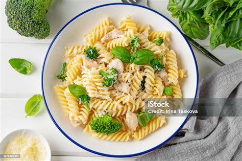 하얀 나무 배경에 파마산 치즈와 신선한 바질을 곁들인 맛있는 브로콜리와 치킨 푸실리 파스타 건강에 좋은 편안한 음식 닭고기에 대한 스톡 사진 및 기타 이미지 Istock