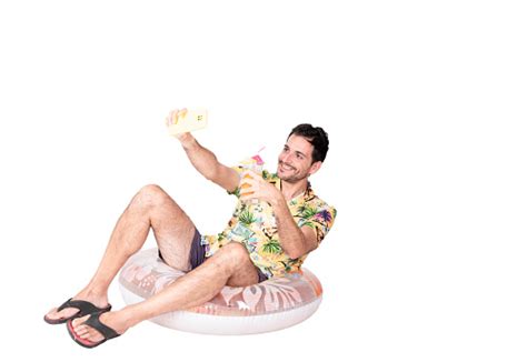 풍선 플로트에 앉아 비치 셔츠를 입은 젊은 웃는 관광객의 초상화가 그의 칵테일을 보여주는 셀카 사진을 찍습니다 관광 및 휴가 개념 35 39세에 대한 스톡 사진 및 기타