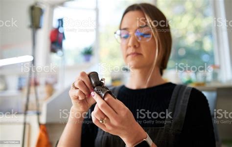 작업장에서 여자는 보석 창조적 인 성공 및 직장에서 보석상을 확인합니다 중소기업 젊은 디자이너 및 스타트 업 소유자는 다이아몬드 반지를 수리하는 도구로 디자인 스튜디오에서