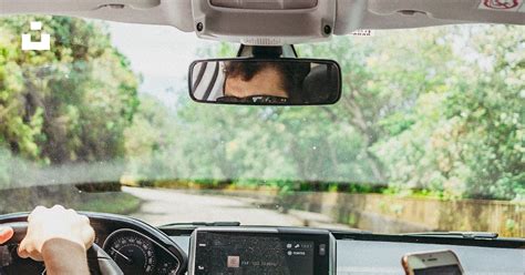 운전자 옆에서 휴대전화를 들고 있는 카시트에 앉은 남자 사진 Unsplash의 무료 리우데자네이루 이미지