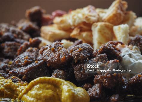 접시에 러시아 샐러드와 간 감자 튀김 케첩과 겨자 소스를 곁들인 토스트 슬라이스 간 내부 기관에 대한 스톡 사진 및 기타 이미지 간 내부 기관 건강에 좋지 않은 음식