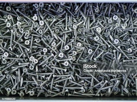 긴 철 또는 금속 셀프 태핑 나사 손톱 크로스 모자와 금속 상자에 많이 전체 프레임 텍스처 배경 0명에 대한 스톡 사진 및 기타
