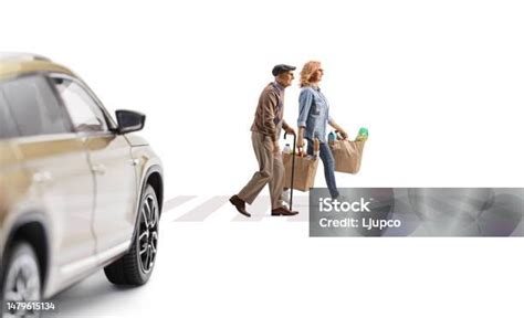 횡단보도를 향해 운전하는 자동차와 길을 건너는 노인과 식료품 가방을 들고 있는 여성 횡단에 대한 스톡 사진 및 기타 이미지 횡단 거리 노인 Istock