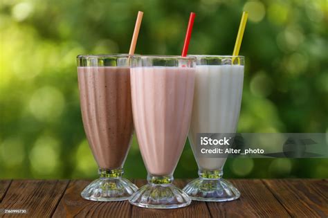 야외 테이블에 빨대가 있는 유리잔에 담긴 다양한 맛있는 밀크쉐이크 세트 밀크 셰이크에 대한 스톡 사진 및 기타 이미지 밀크 셰이크 유리잔 야외 Istock