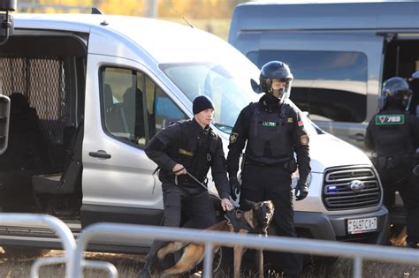 Восклицание Жыве Беларусь с поднятием руки отнесено в Белоруссии к нацистской символике