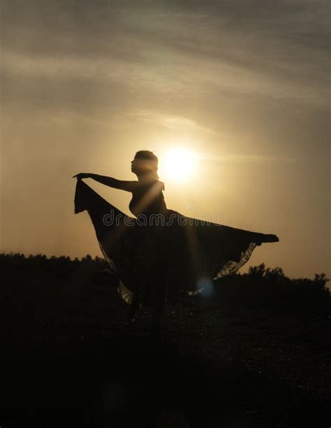 Silueta De Una Hermosa Muchacha Bailando Flamenco Al Atardecer Imagen