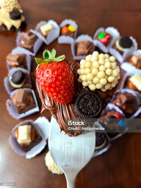 헤이즐넛 크림 딸기 화이트 초콜릿 캔디를 곁들인 맛있는 하트 모양 브라우니 귀여운에 대한 스톡 사진 및 기타 이미지 귀여운 기념품 꽃 식물 Istock