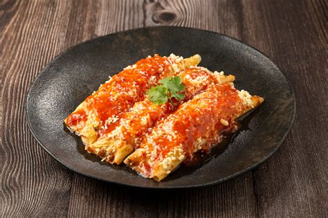 다진 고기로 채워진 팬케이크와 토마토 소스와 강판 치즈를 얹습니다 0명에 대한 스톡 사진 및 기타 이미지 0명 강판에 갈기 건강한 생활방식 Istock