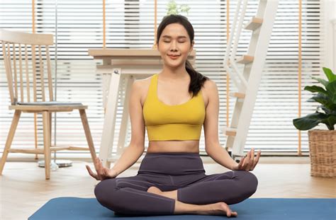 집에서 요가 스트레칭 요가를하는 젊은 아시아 여성 행복한 사람들은 집에 머물며 거실에서 유산소 운동을합니다 잠금 활동을하는 소녀 집에서 건강을 위해 트레이너와 함께