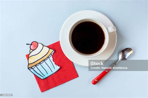 빨간 냅킨에 색연필로 그린 컵케이크와 초점이 맞지 않는 흰색 블랙 커피 한 잔이 파란색 배경에 있습니다 0명에 대한 스톡 사진 및 기타 이미지 Istock
