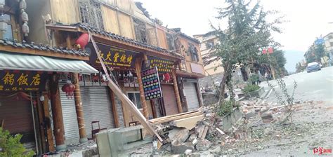 震中第一夜磨西广场上帐篷已搭好 超市老板免费分发物资给群众 手机新浪网