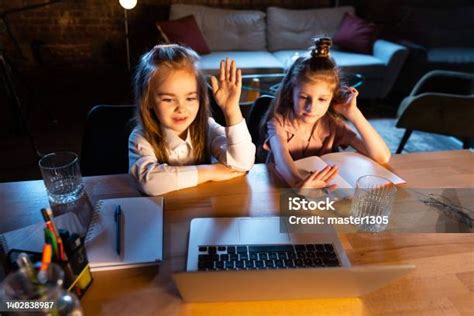 두 명의 귀여운 아이들 저녁에 집에 앉아서 집에서 숙제를하는 자매 온라인 교육 어린 시절 가족 원격 학습 및 학교 개념 4 5세에 대한 스톡 사진 및 기타 이미지 Istock