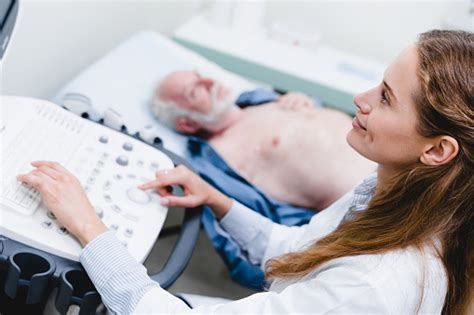 초음파로 수석 환자를 진단하는 전경에서 여성 의사의 자른 사진 25 29세에 대한 스톡 사진 및 기타 이미지 25 29세 2명 70 79세 Istock