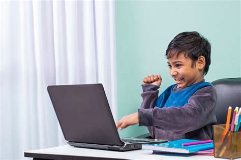 집에서 온라인 수업에 참석하는 어린 소년들 학교는 코로나 바이러스 발생시 문을 닫았으며 수업은 전자 학습 플랫폼으로 옮겨졌습니다 생활 방식에 대한 스톡 사진 및 기타 이미지