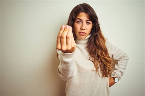젊은 아름다운 여자 착용 겨울 스웨터 위에 서 흰색 고립 된 배경 을하고 이탈리아제스처 와 손과 손가락 자신감 표정 갈색 머리에 대한 스톡 사진 및 기타 이미지 Istock