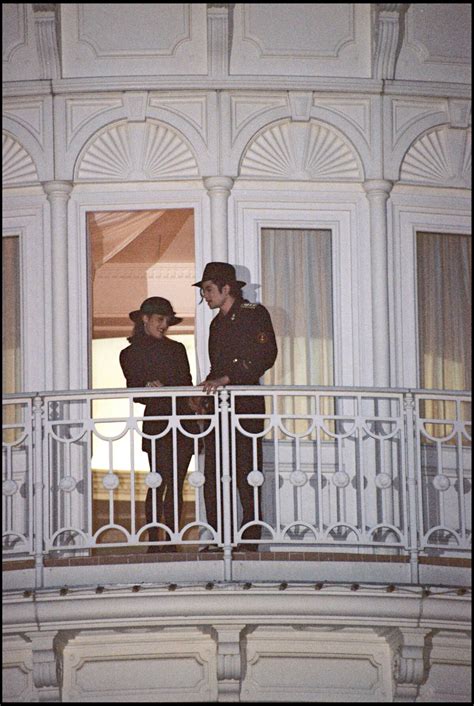 Photo Archives Michael Jackson Et Lisa Marie Jackson Au Balcon De Leur Hôtel En 1994