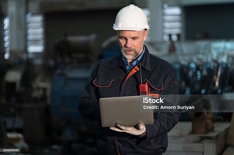 작업자 엔지니어 공장 또는 보관 창고 기업 공장에 있는 휴대용 퍼스널 컴퓨터 작업 제조를 위한 기계의 검사 공장 가동을 통제하는 유지되는 수석 엔지니어 55 59세에 대한