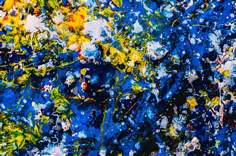 추상적 표현주의 떨어지는 기술을 사용하여 그린 그림 다른 색상을 혼합 하는 빨강 노란색 파란색 흰색 블랙 개념에 대한 스톡 사진