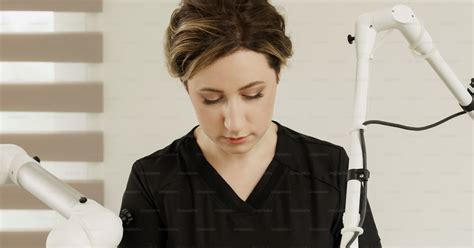 의료 미용 클리닉에서 제왕절개 수술 후 레이저 치료 및 흉터 제거 사진 Unsplash의 라트비아 이미지