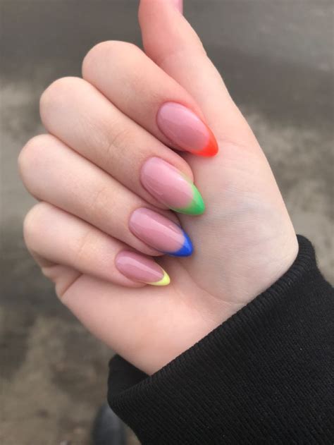 Цветной яркий френч миндаль Ногти