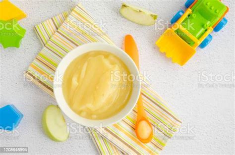 이유식 신선한 사과와 함께 밝은 배경에 숟가락으로 그릇에 유기농 사과에서 수제 사과 퓌레 또는 소스 수평 방향 맨 위 보기 복사 공간 0명에 대한 스톡 사진 및 기타 이미지