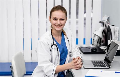 Female Doctor Assistant Pictures Freepik