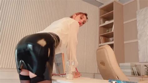 严厉的老师责骂学生