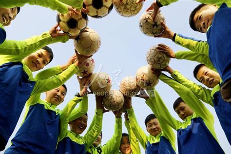 连云港：校园足球 阳光体育 人民图片网