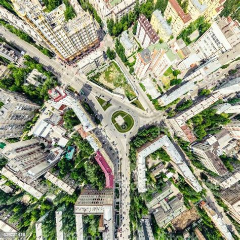 교차로와 도로 주택 건물 공원 및 주차장이있는 공중 도시 전망 화창한 여름 파노라마 이미지 0명에 대한 스톡 사진 및 기타 이미지 Istock