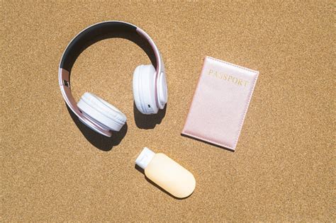 해변의 모래 에 누워 덮개 헤드폰 자외선 차단제에 여권 여름 여행 관광 휴가 휴가의 개념 0명에 대한 스톡 사진 및 기타 이미지 Istock