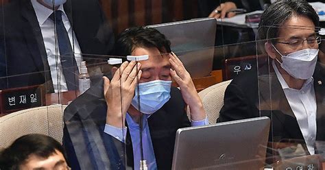 Tf포토 고심하는 윤영찬