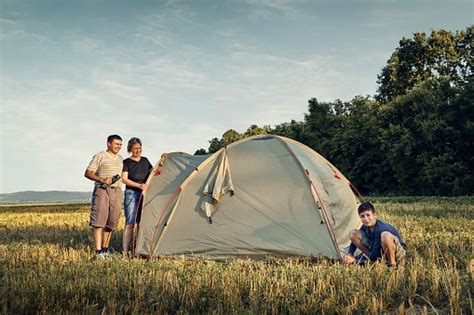 가족은 일몰 아름다운 여름 풍경에 텐트 캠프를 설정합니다 관광 하이킹 및 자연 여행 3 명에 대한 스톡 사진 및 기타 이미지 3 명 가족 관광 Istock