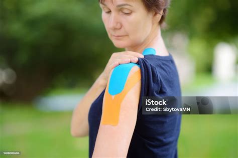 그녀의 어깨에 키네시오 테이프를 가진 여자 운동학 물리 치료 재활 근육에 대한 스톡 사진 및 기타 이미지 근육 근육 서포트