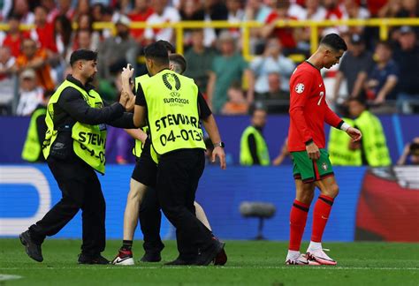 بالصور رونالدو يحقق حلم طفل صغير ويثير مخاوف أمنية