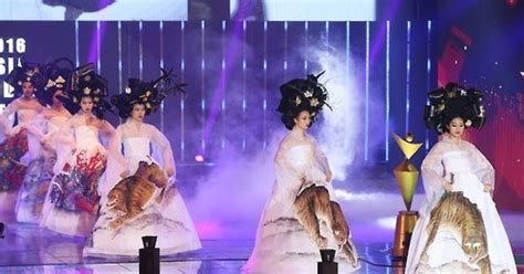 화려한 패션과 헤어