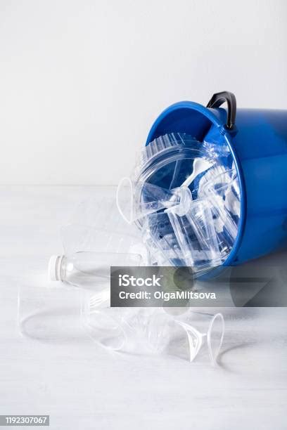 쓰레기통에 담긴 재활용 플라스틱 병 용기 컵을 청소하십시오 폐기물 관리 플라스틱 재사용 0명에 대한 스톡 사진 및 기타 이미지 Istock