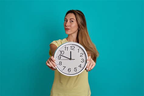 파란색 배경에 절반 길이의 시계를 가진 소녀의 아름다운 초상화 젊은 감정적 인 미소와 놀란 여자 화가 여자 비명 감정에 대한 스톡 사진 및 기타 이미지 Istock