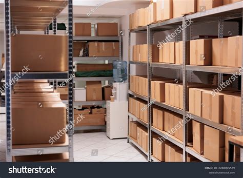 Metal Containers Stored On The Shelves 1644개가 넘는 로열티 프리 라이선스 대상 스톡 사진