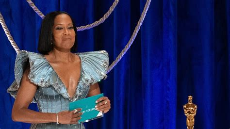 Jen Lawrence Moment Regina King Stolpert Bei Den Oscars