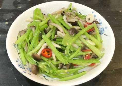 鮮菇炒芹菜 食譜與作法 By Yichen Cookpad