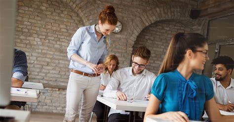 프레젠테이션 중 소프트웨어 엔지니어링 및 비즈니스를 배우는 성공적인 행복한 학생 그룹 사진 Unsplash의 세르비아 이미지