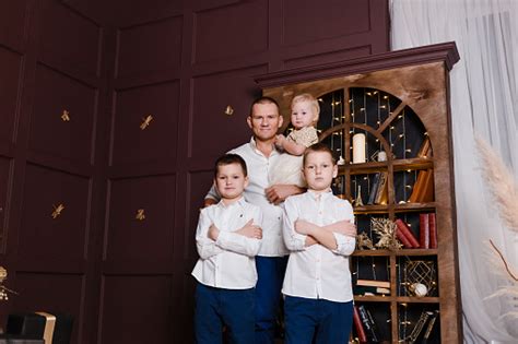 남자와 세 명의 아이들이 방에 서 있다 흰색 셔츠 교복을 입은 남자들 30 34세에 대한 스톡 사진 및 기타 이미지 30 34세 35 39세 가족 Istock