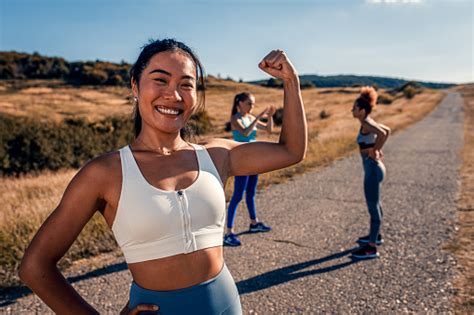 야외에서 친구들과 함께 달리기를 준비하는 젊은 여성의 초상화 20 29세에 대한 스톡 사진 및 기타 이미지 20 29세 3 명 건강한 생활방식 Istock