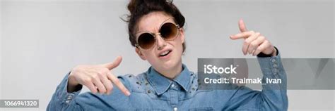 검은 안경에 젊은 갈색 머리 소녀 고양이 안경 머리는 롤빵에 수집 됩니다 여자 혐오를 보여줍니다 갈색 머리에 대한 스톡 사진 및 기타 이미지 Istock