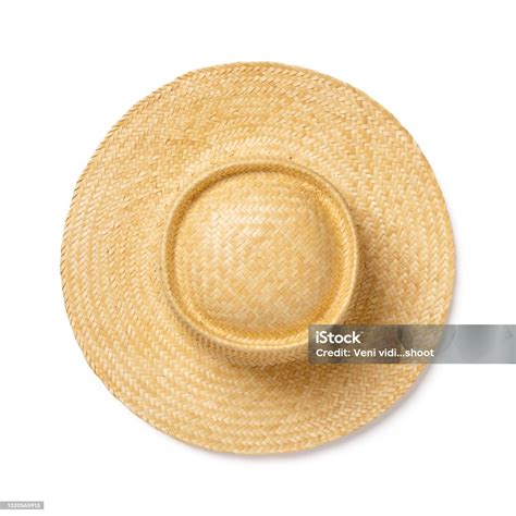 흰색 배경에 고립 된 노란색 챙이 있는 밀짚 모자 해변 휴가 및 여행을위한 현대적인 친환경 액세서리를위한 디자인 요소 여름