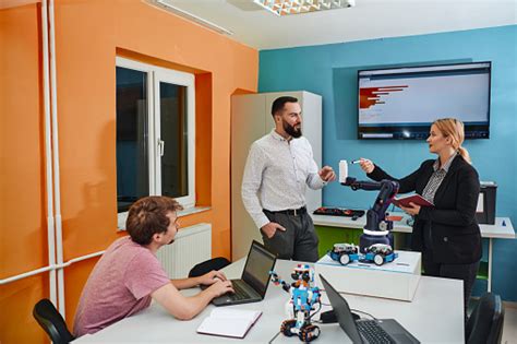 로봇 공학 실험실에서 함께 일하는 동료 그룹으로 로봇 공학 및 3d 프린팅의 복잡한 분야에 중점을 둡니다 연구 개발 엔지니어링 및 정밀 작업에 참여하면서 혁신에 대한 헌신을