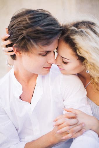 아름 다운 행복 한 부부 사랑 앉아서 맑은 거리에서 수용에 세련 된 Hipster 신랑과 금발 신부 부드럽게 포옹 하 고 키스 여름 도시 거리에 휴가에서 낭만적인 순간