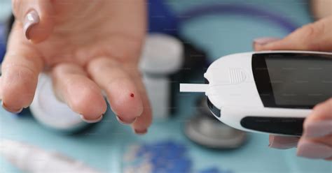 의사가 병원에서 디지털 혈당계를 사용하는 고객의 혈당 수치를 확인하는 클로즈업 예약 환자를 위한 당뇨병 검사 의학·클리닉 컨셉 사진 Unsplash의 피 이미지